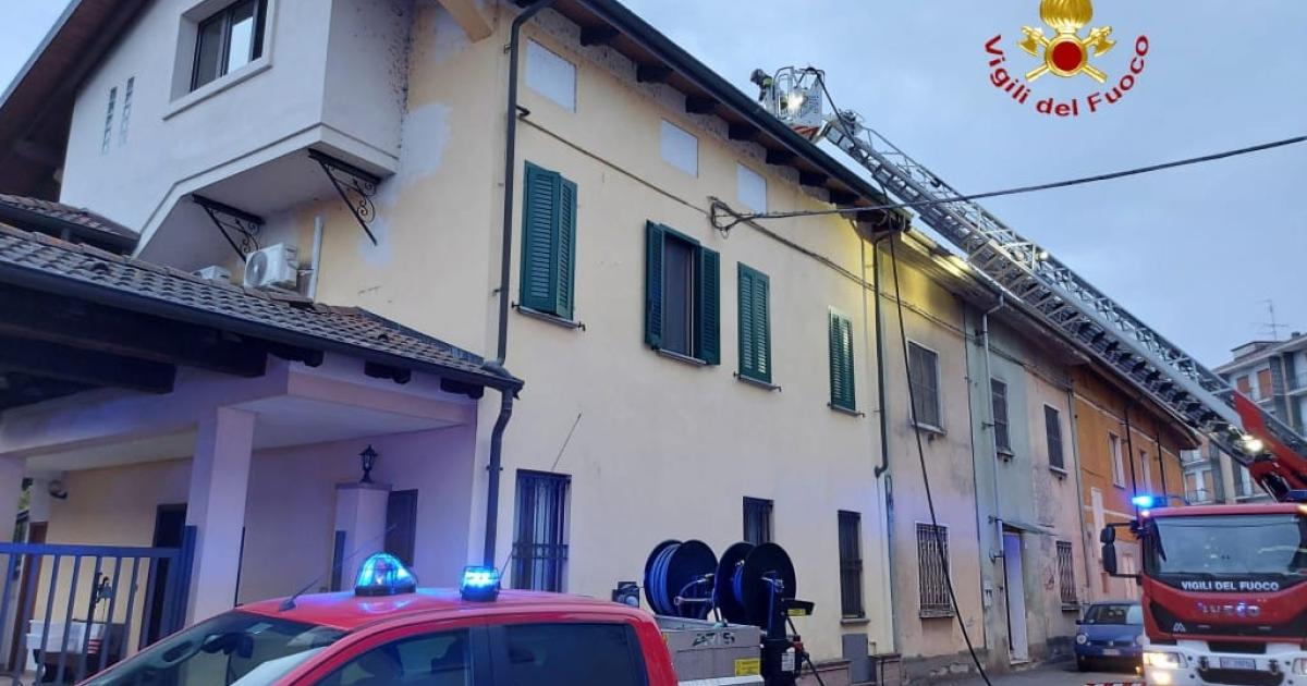 San Germano: principio d'incendio al tetto di una casa - La Sesia
