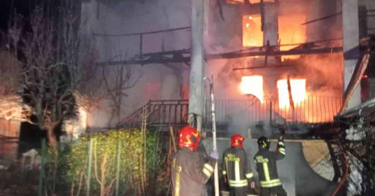 Cellio con Breia: in fiamme un'abitazione su due piani - La Sesia