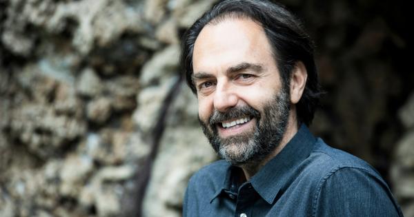 Al Teatro Civico Neri Marcorè con “Le mie canzoni altrui”. - La Sesia